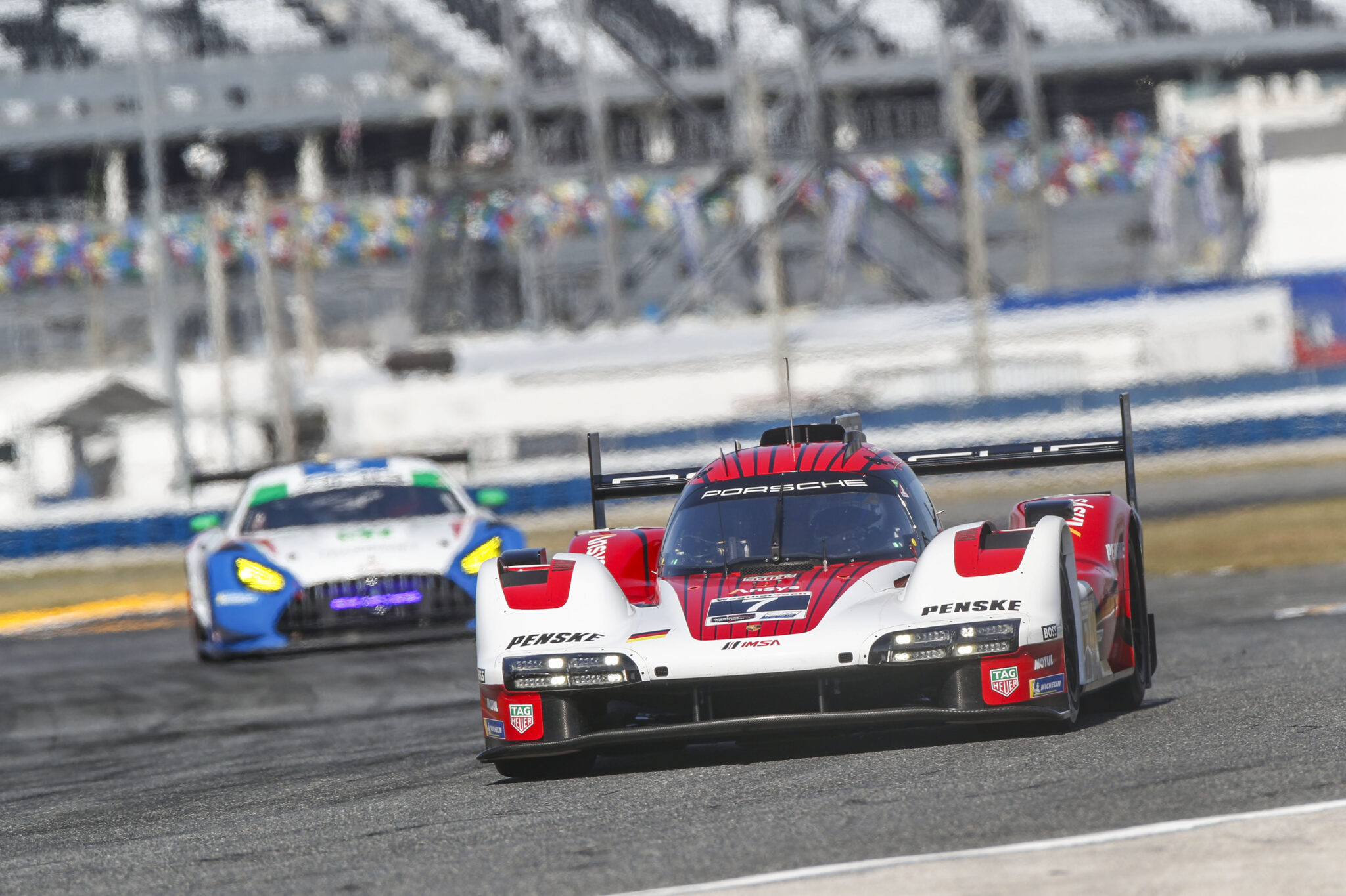 Hypercar Porsche 963 : châssis, moteur, photos et vidéos